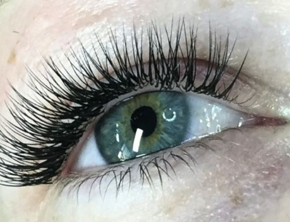 What are Russian volume eyelash extensions? | Just Perfect Touch